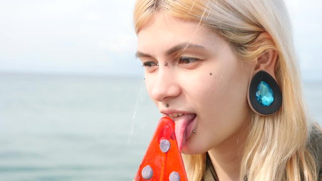 "Tongue Splitting" Bilder – Durchsuchen 149 Archivfotos, Vektorgrafiken ...