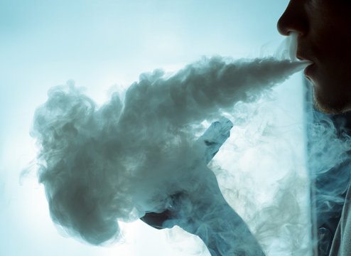 Afbeeldingen over "Vaping Device" – Blader in stockfoto's, vectoren en ...