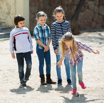 Jumpsies bilder – Bläddra bland 69 stockfoton, vektorer och videor ...