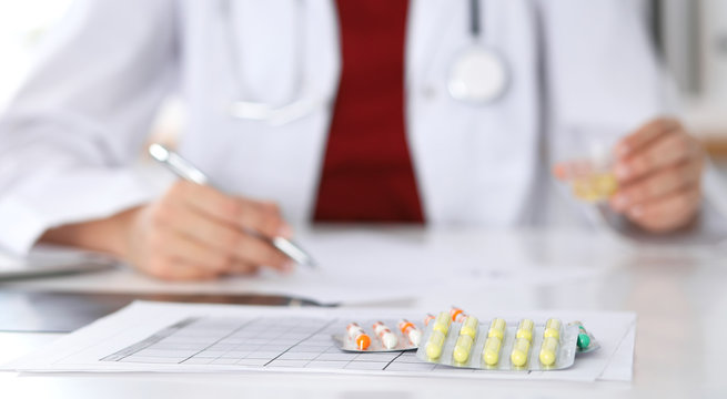 รูปภาพPrescribing – เลือกดูภาพถ่ายสต็อก เวกเตอร์ และวิดีโอ898,111 ...