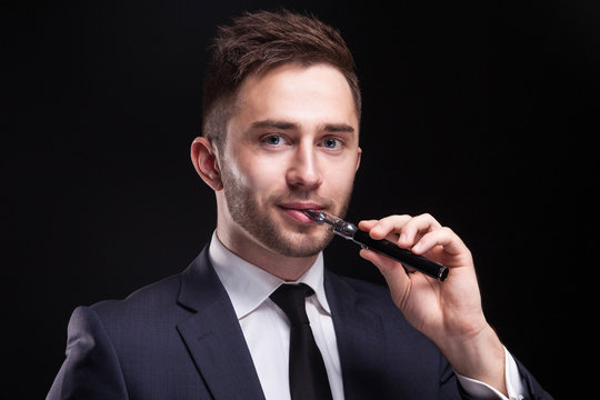 Afbeeldingen over "Vaping Device" – Blader in stockfoto's, vectoren en ...