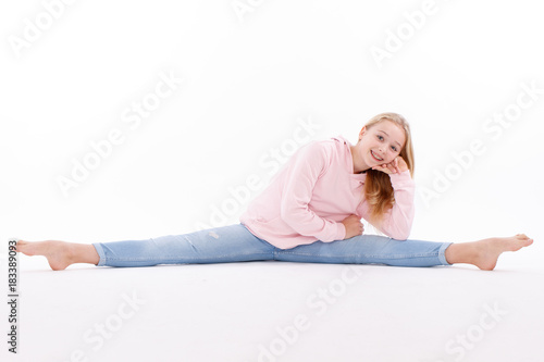 "Mädchen macht Spagat" Stockfotos und lizenzfreie Bilder auf Fotolia ...