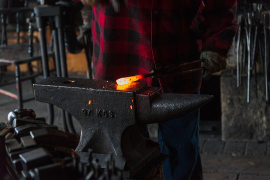 รูปภาพblacksmithing เลือกดูภาพถ่ายสต็อก เวกเตอร์ และวิดีโอ75 595