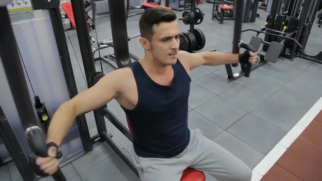 「Pec-Deck」の写真素材 | 86件の無料イラスト画像 | Adobe Stock