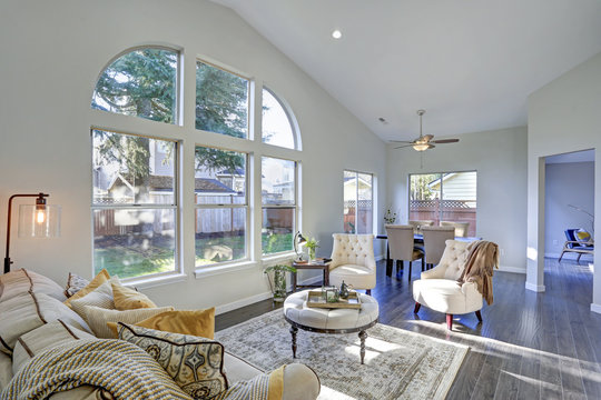 Real Estate Agency Window Images – Browse 15,013 Stock Photos, Vectors ...