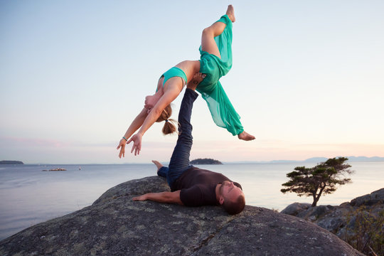 "Acro Yoga" Immagini - Sfoglia 1,446 foto, vettoriali e video Stock ...