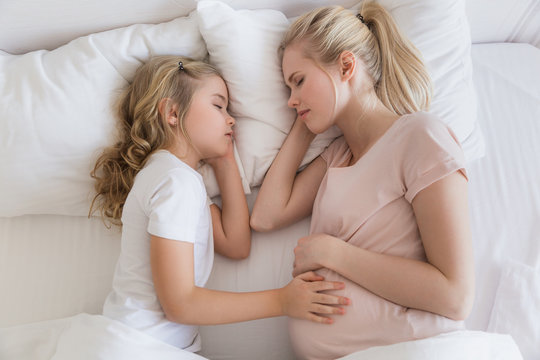 「Mother Daughter Bed」の写真素材 | 131,808件の無料イラスト画像 | Adobe Stock