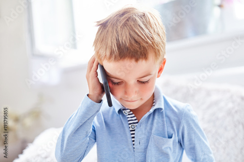 "Kleiner Junge telefoniert mit dem Handy" Stockfotos und lizenzfreie ...
