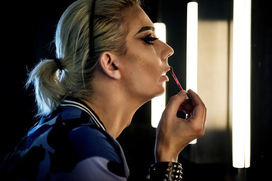 Female Impersonator bilder – Bläddra bland 9,448 stockfoton, vektorer ...