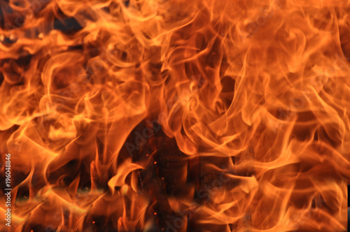 "Lodernde knisternde Flammen, ein heißes Feuer brennt" Stockfotos und ...