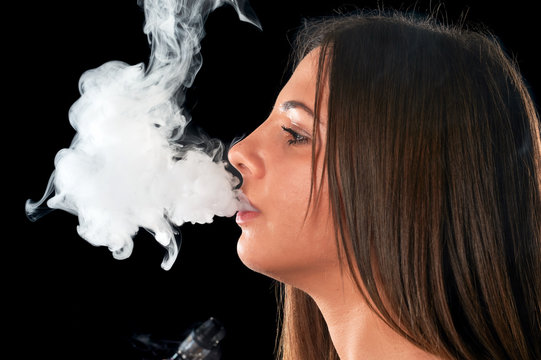 "Vaping Woman" Bilder – Durchsuchen 55 Archivfotos, Vektorgrafiken und ...
