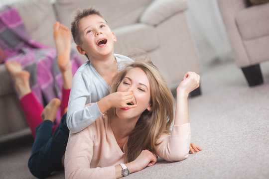Silly Mom Bilder – Durchsuchen 1,676 Archivfotos, Vektorgrafiken und ...
