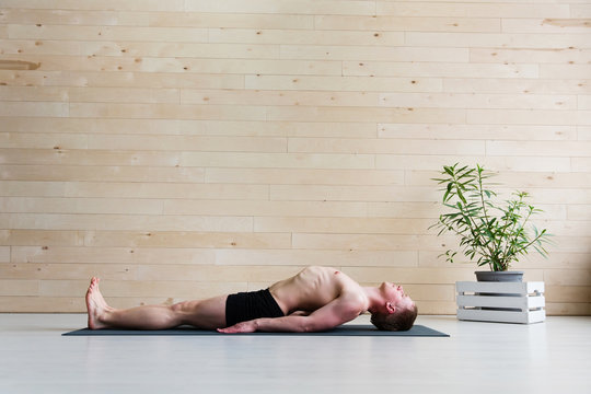 Matsyasana Bilder – Durchsuchen 264 Archivfotos, Vektorgrafiken und ...