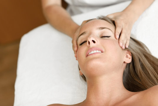 Kopfmassage Bilder – Durchsuchen 93,020 Archivfotos, Vektorgrafiken und ...