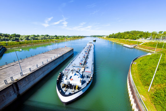 รูปภาพBarrage – เลือกดูภาพถ่ายสต็อก เวกเตอร์ และวิดีโอ57,260 | Adobe Stock