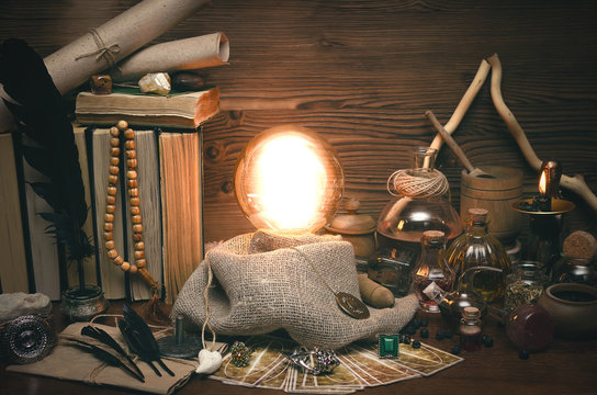 Spiritism bilder – Bläddra bland 1,772 stockfoton, vektorer och videor ...