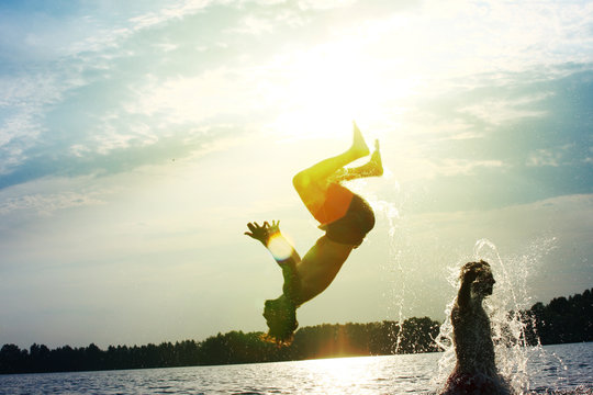 Freudensprung Bilder – Durchsuchen 12,088 Archivfotos, Vektorgrafiken ...