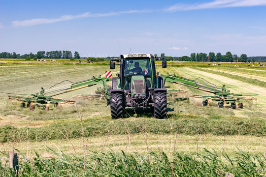 Heuwender Bilder – Durchsuchen 1,665 Archivfotos, Vektorgrafiken und ...