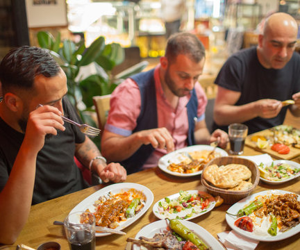 Conviviality bilder – Bläddra bland 1,309 stockfoton, vektorer och ...