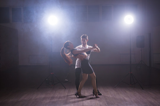 รูปภาพDiscodancing – เลือกดูภาพถ่ายสต็อก เวกเตอร์ และวิดีโอ305 | Adobe ...