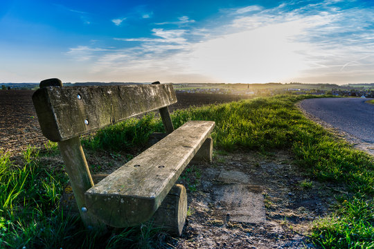 Rastbank Bilder – Durchsuchen 79,892 Archivfotos, Vektorgrafiken und ...