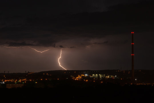 Donnern bilder – Bläddra bland 1,298 stockfoton, vektorer och videor ...