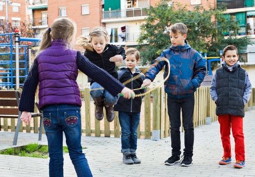 Jumpsies bilder – Bläddra bland 69 stockfoton, vektorer och videor ...