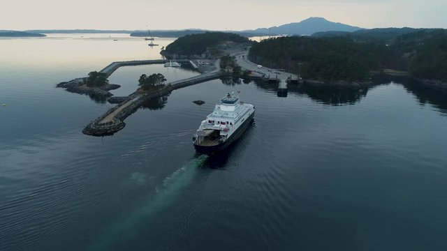 Docking Images – Browse 800,367 Stock Photos, Vectors, and Video ...