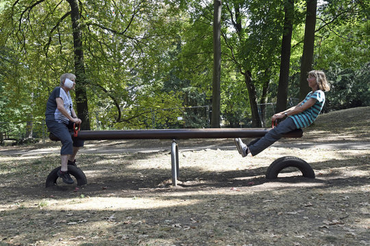 Wippe bilder – Bläddra bland 1,320 stockfoton, vektorer och videor ...