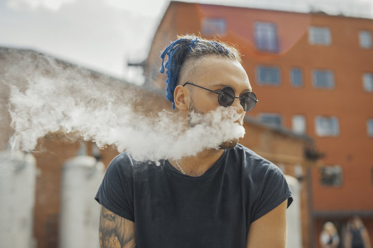 Ex-Smoker Bilder – Durchsuchen 1,215 Archivfotos, Vektorgrafiken und ...