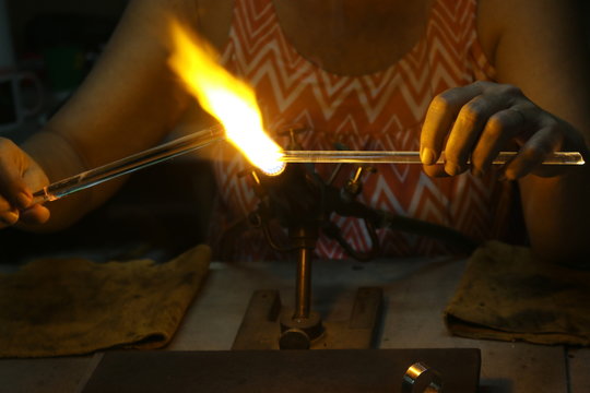 Lampworker Bilder – Durchsuchen 165 Archivfotos, Vektorgrafiken und ...