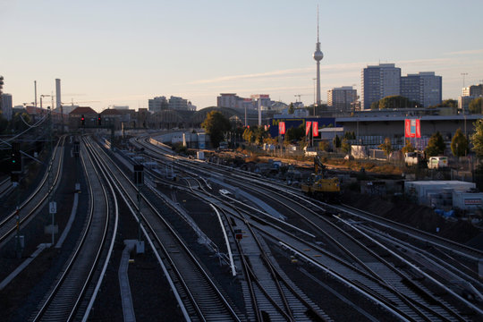 「Bahnhof Gleis」の写真素材 | 3,683件の無料イラスト画像 | Adobe Stock