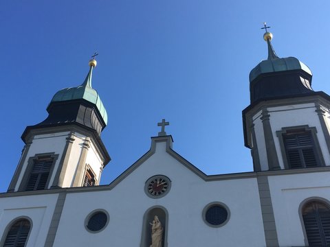 Kirchenfassade bilder – Bläddra bland 1,340 stockfoton, vektorer och ...