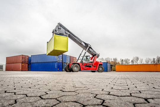 Reach-Stacker Images – Browse 26 Stock Photos, Vectors, and Video ...