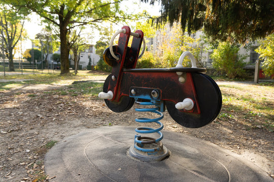 Wippe bilder – Bläddra bland 1,320 stockfoton, vektorer och videor ...