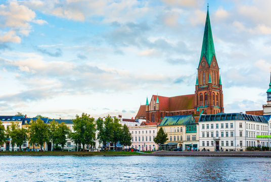 Swerin Bilder – Durchsuchen 7,144 Archivfotos, Vektorgrafiken und ...