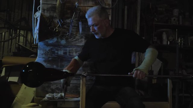 Lampworker Bilder – Durchsuchen 165 Archivfotos, Vektorgrafiken und ...