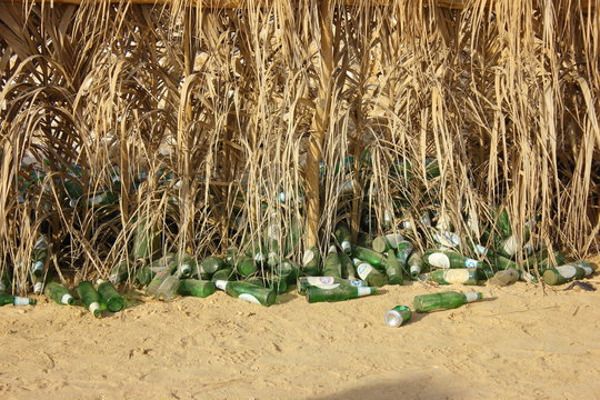 Wegwerf-Gesellschaft Images – Browse 5 Stock Photos, Vectors, and Video ...