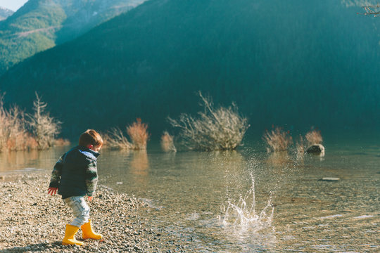 "Throwing Rocks"-Bilder: Stock-Fotos & -Videos. | Adobe Stock