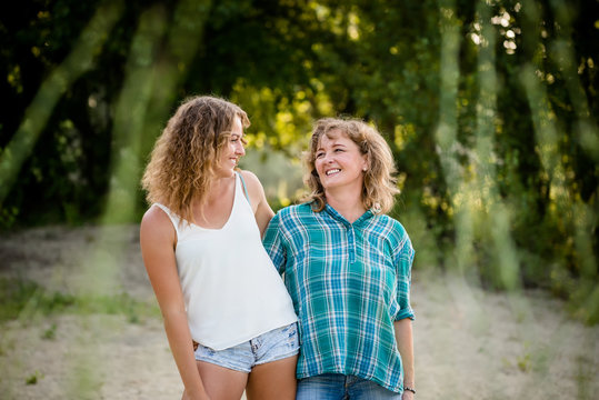 "Side Hug"-Bilder: Stock-Fotos & -Videos. | Adobe Stock