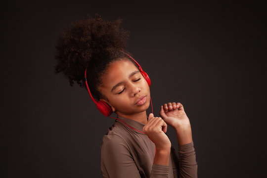 Black Kids Singing Bilder – Durchsuchen 3,324 Archivfotos ...