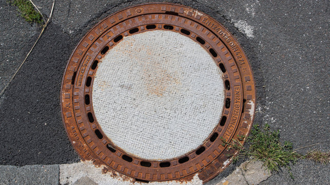 Abwasserkanaldeckel-Bilder: Stock-Fotos & -Videos. | Adobe Stock