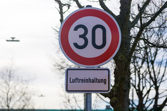 Tempolimit bilder – Bläddra bland 2,671 stockfoton, vektorer och videor ...