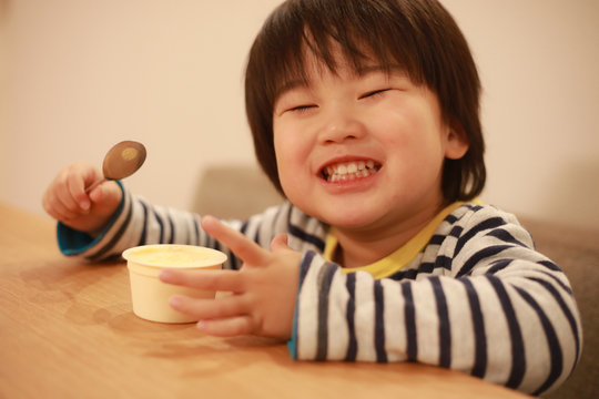 Kindereisbecher Bilder – Durchsuchen 7,101 Archivfotos, Vektorgrafiken ...