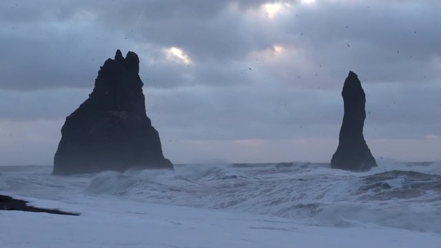 Reynisdrangur Bilder – Durchsuchen 116 Archivfotos, Vektorgrafiken und ...