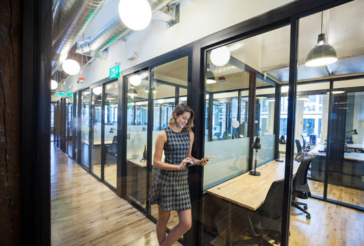 Afbeeldingen over "Shared Office Space" – Blader in stockfoto's ...