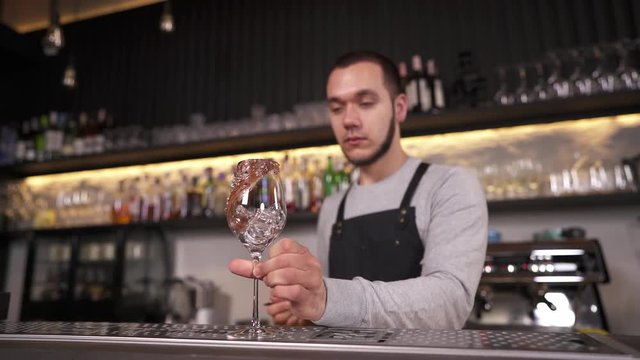 Barkeeping Bilder – Durchsuchen 1,179 Archivfotos, Vektorgrafiken und ...