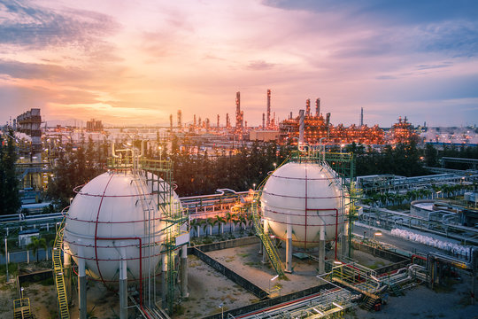 Afbeeldingen over "Gas Storage" – Blader in stockfoto's, vectoren en ...