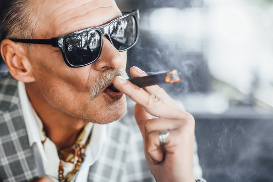 "Smoke Cigarette" Bilder – Durchsuchen 1,148 Archivfotos ...