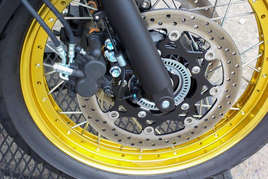 Afbeeldingen over "Motorcycle Wheel" – Blader in stockfoto's, vectoren ...